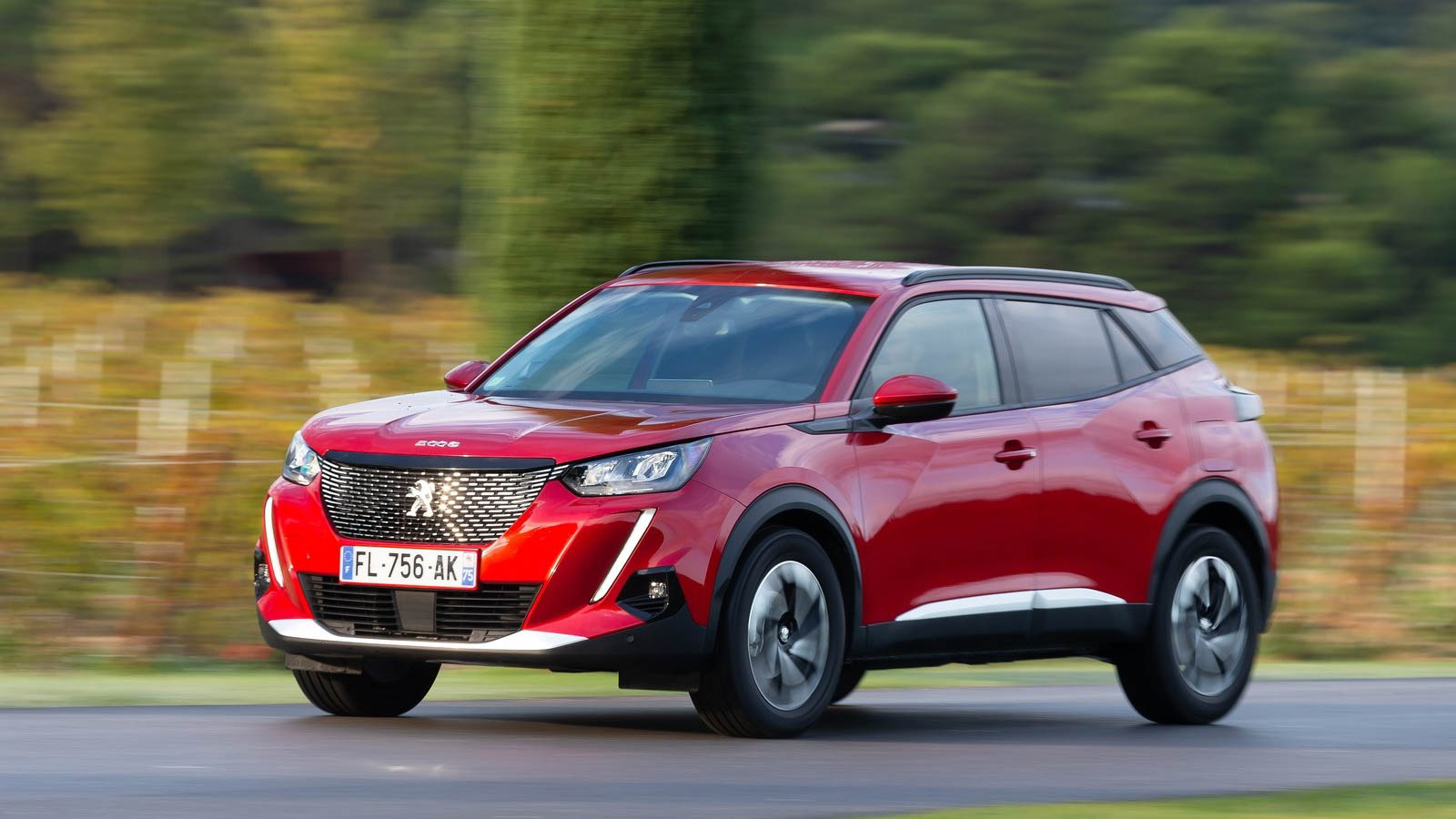 Analizamos y enfrentamos al Peugeot 2008 y al Peugeot 3008 | Carwow