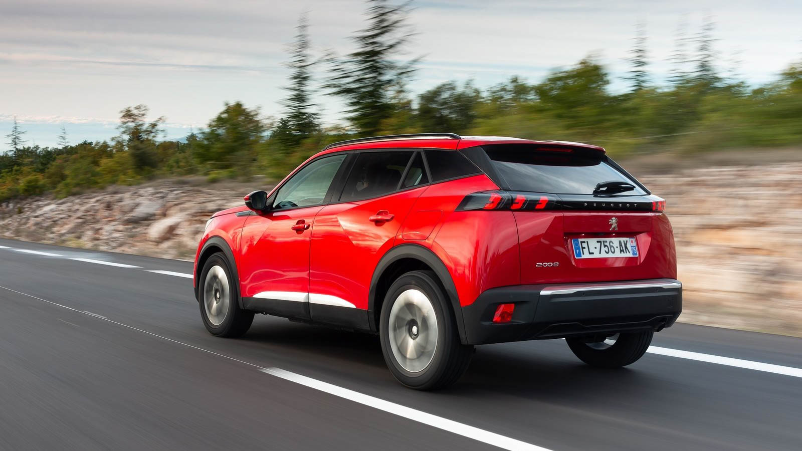 Analizamos y enfrentamos al Peugeot 2008 y al Peugeot 3008 | Carwow