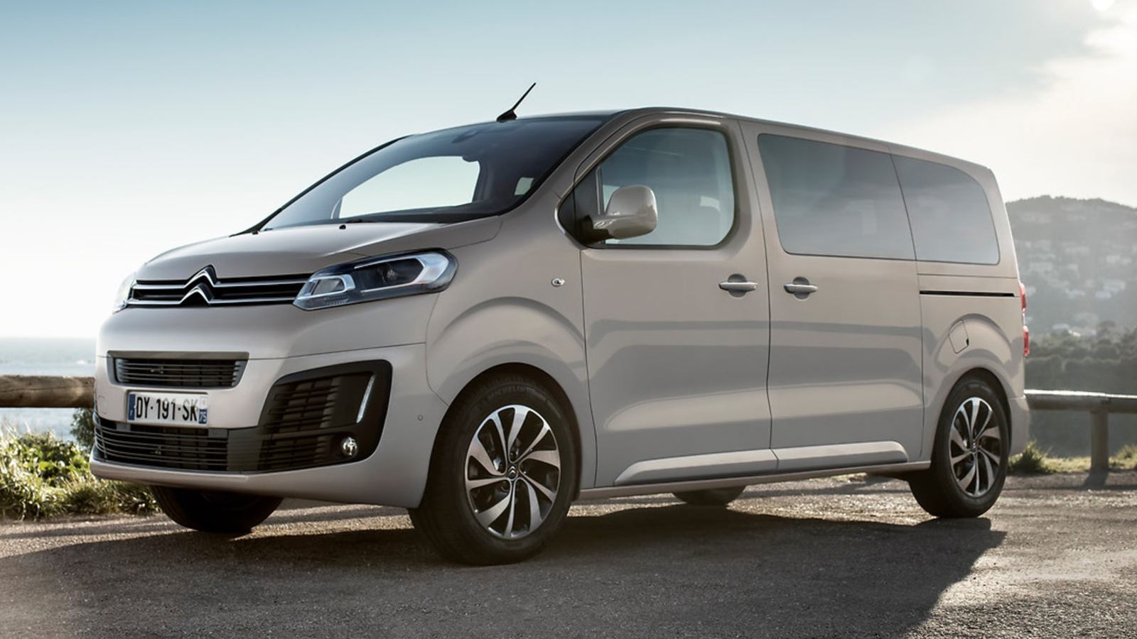 ¿Cuál es la mejor furgoneta barata con 9 plazas? | Carwow