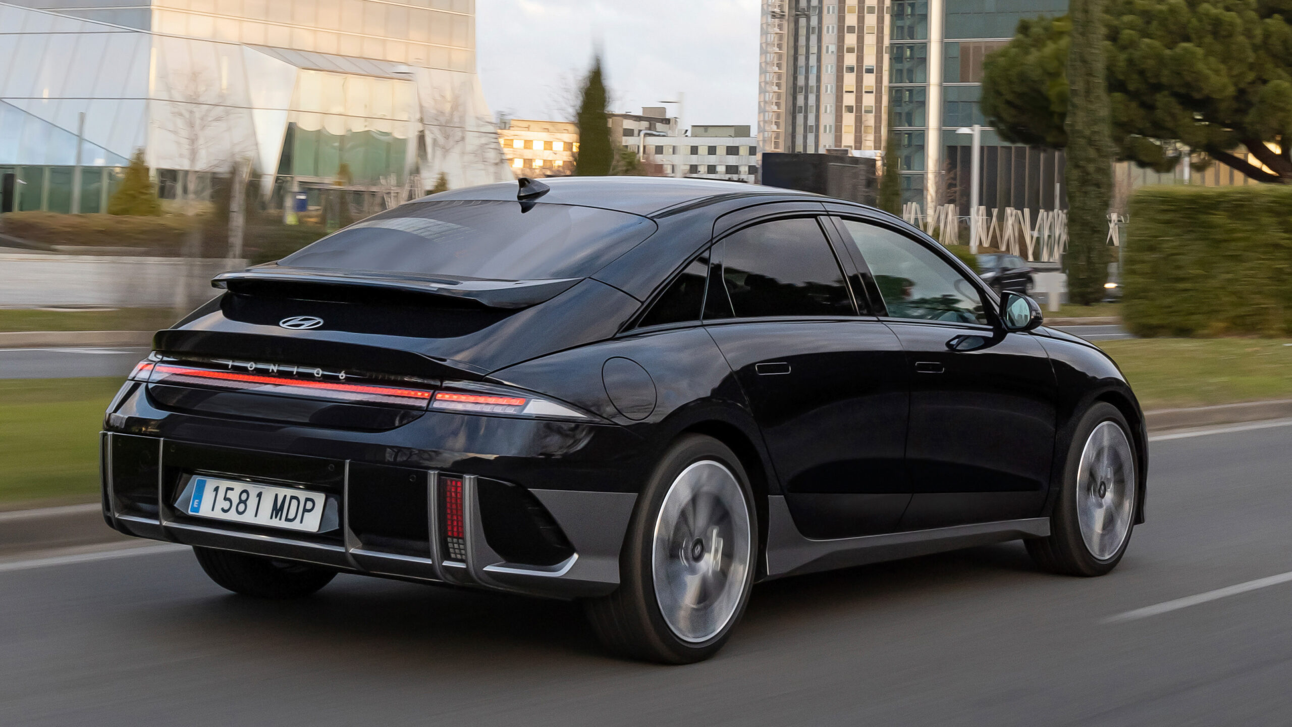 Comparativa entre el BYD Seal y el Hyundai IONIQ 6 | carwow | Carwow