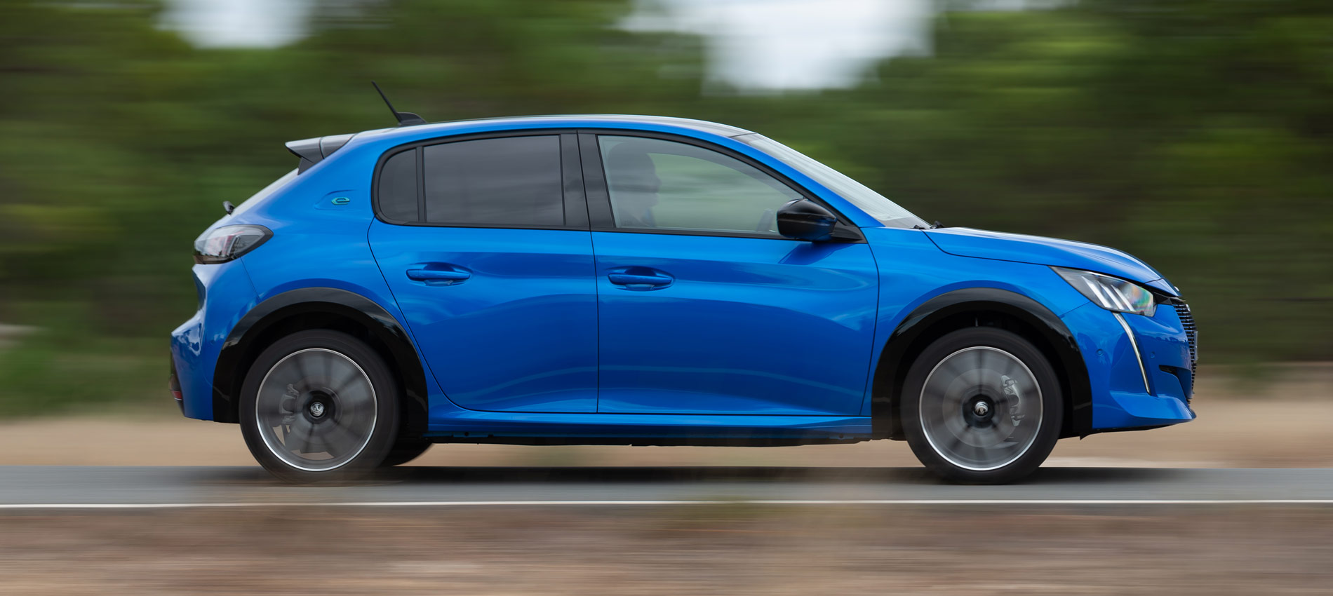 Comparativa: Peugeot e-2008 vs Peugeot e-208 ¿cuál es mejor? | Carwow